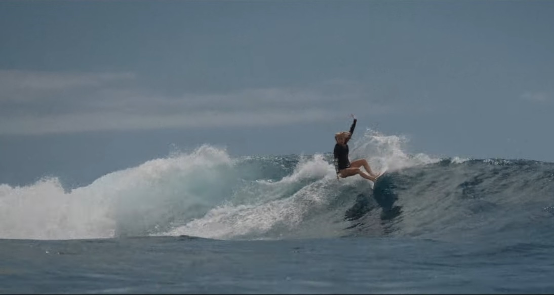 Vidéo surf : Les surfeuses françaises Aelan Vaast et Sarah Leiceaga à ...